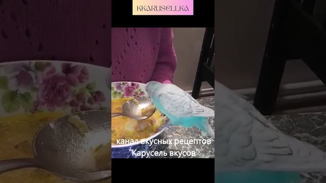 снимает пробу...