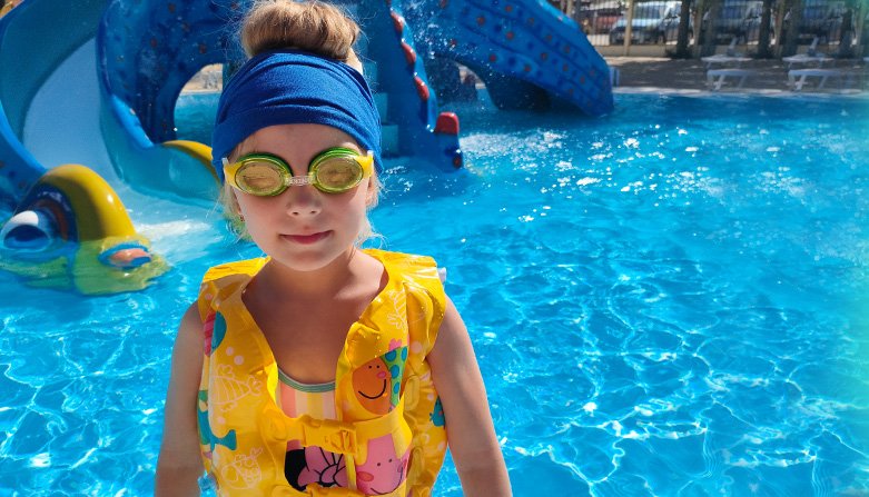 Вау! СОФИЯ КАТАЕТСЯ С ГОРОК В АКВАПАРКЕ! Каникулы продолжаются!