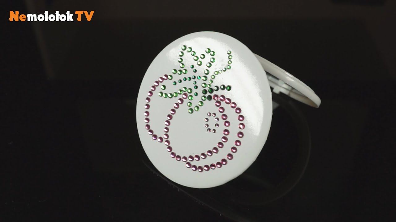 Наклеиваем узор из страз на зеркальце