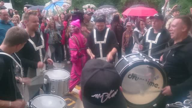 Песня  "Белые  розы" на барабанах. 
Х Фестиваль уличных театров. Открытие. Часть 13. Санкт-Петербург