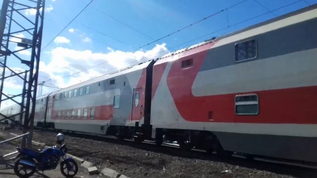 ЭП1М тащит небоскребы и автовоз.