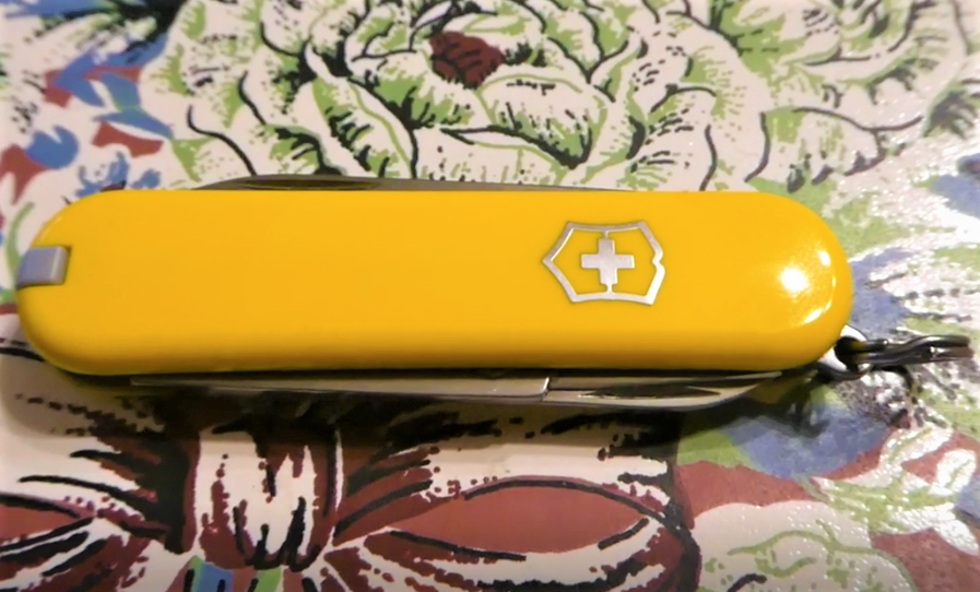 Женский швейцарский нож Victorinox Classic (для маникюра) - брелок-мультитул за 10 евро.