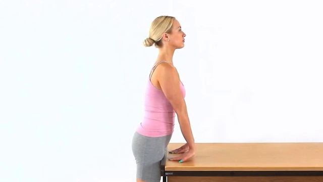 23. Растяжения запястья с помощью стола (две руки).