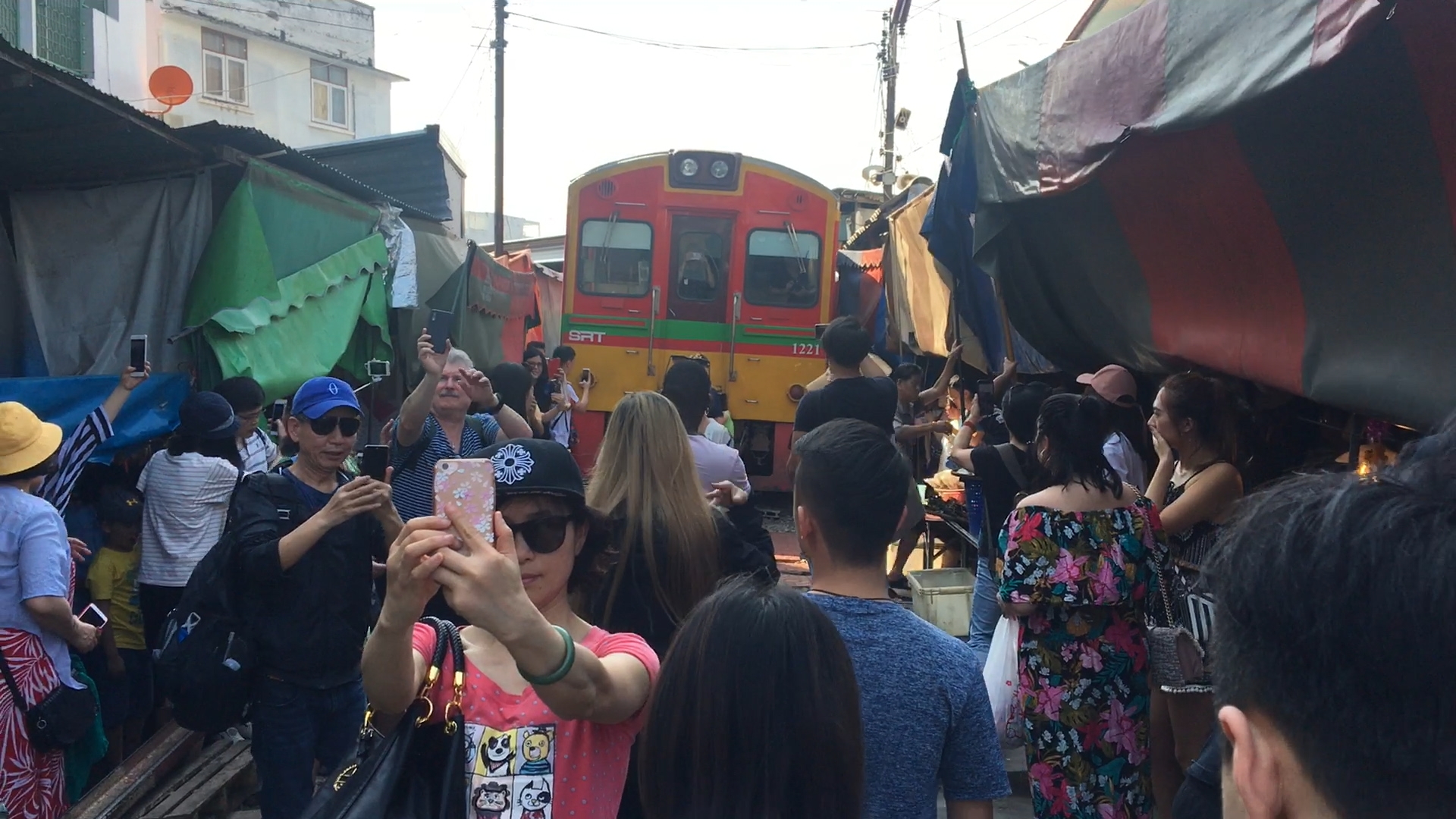 Рынок на рельсах в Таиланде. Берегись поезда!.mp4