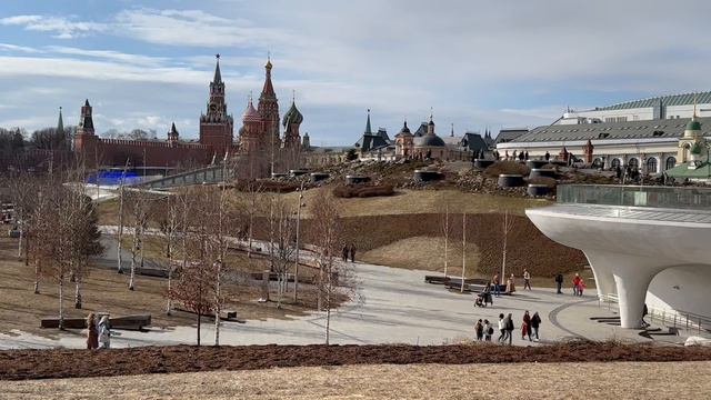 Москва, парк Зарядье сейчас. Весна, солнечно, тепло 30.03.2024