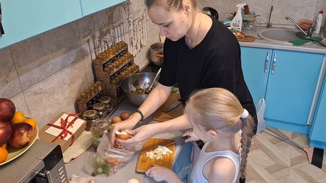 готовим с дочкой салат оливье