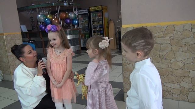 Поздравляют внуки (на юбилее бабушки)