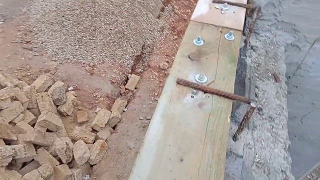 Крепим мауэрлат на арматуру.