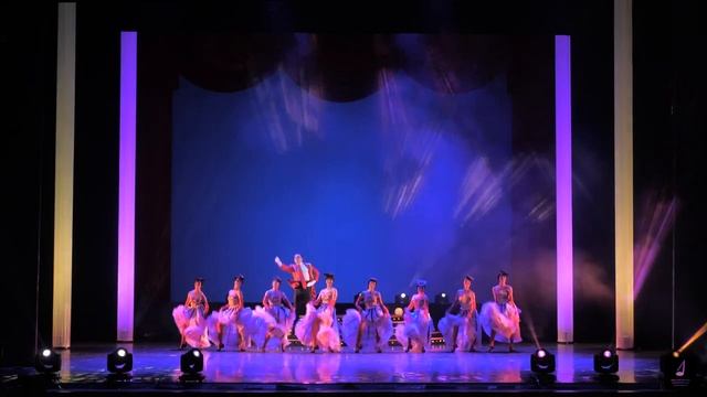 Семён Алфёров и артистки балета Иркутского областного музыкального театра им. Н.М.Загурского.