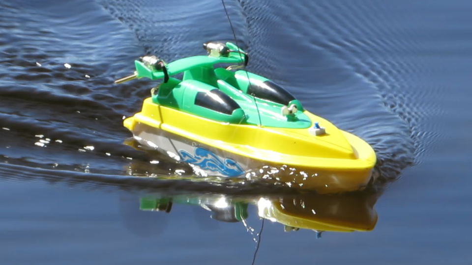 Собрал своими руками игрушку для ребенка из трех сломанных