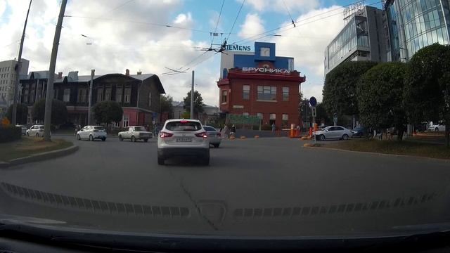 Велер во втором ряду у Центральной гостиницы