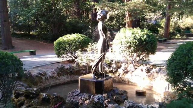 Фонтан «Купальщица» в Гурзуфском парке