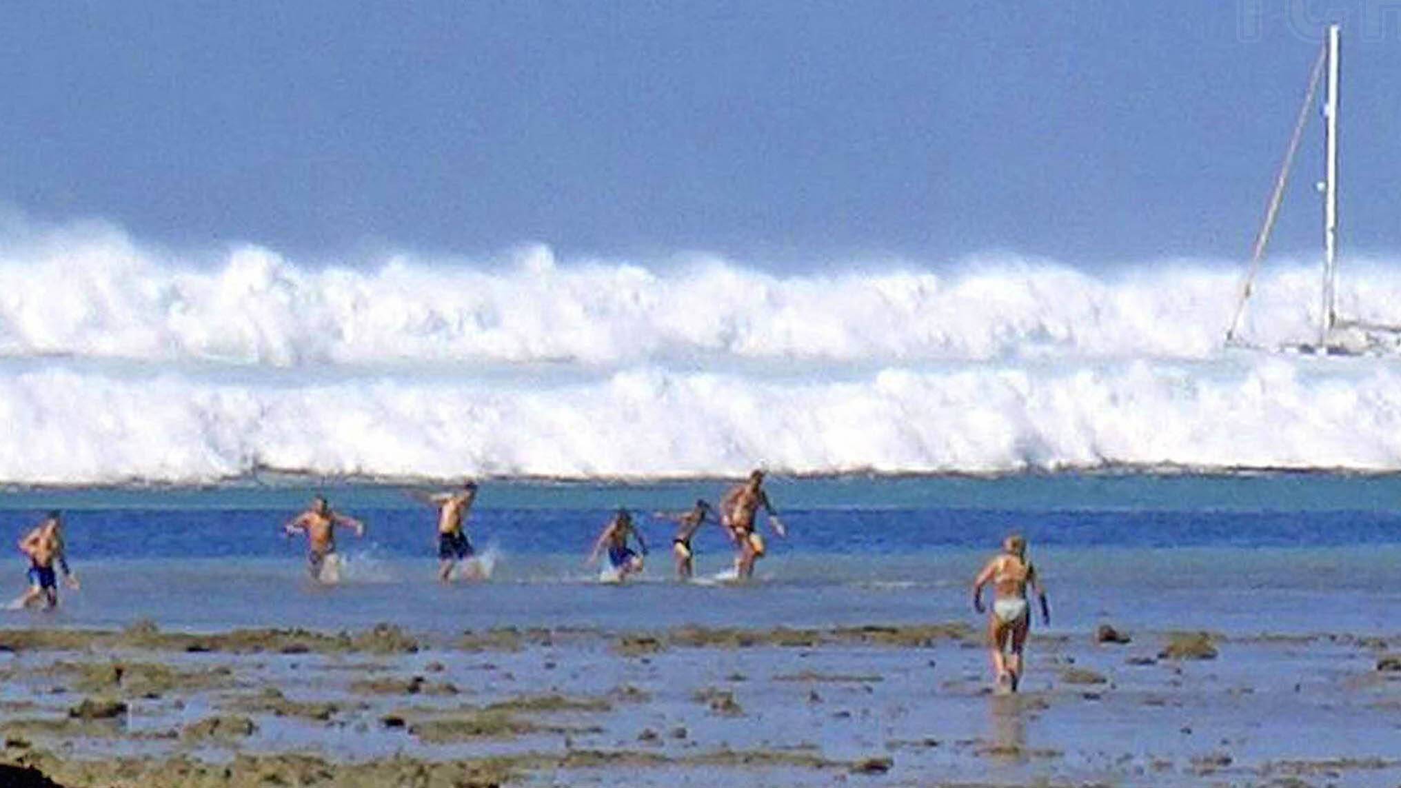 Цунами гигантское 2004. Стихия не шутит с людьми. Отдохнули на море-океане. Таиланд. Фотокадр