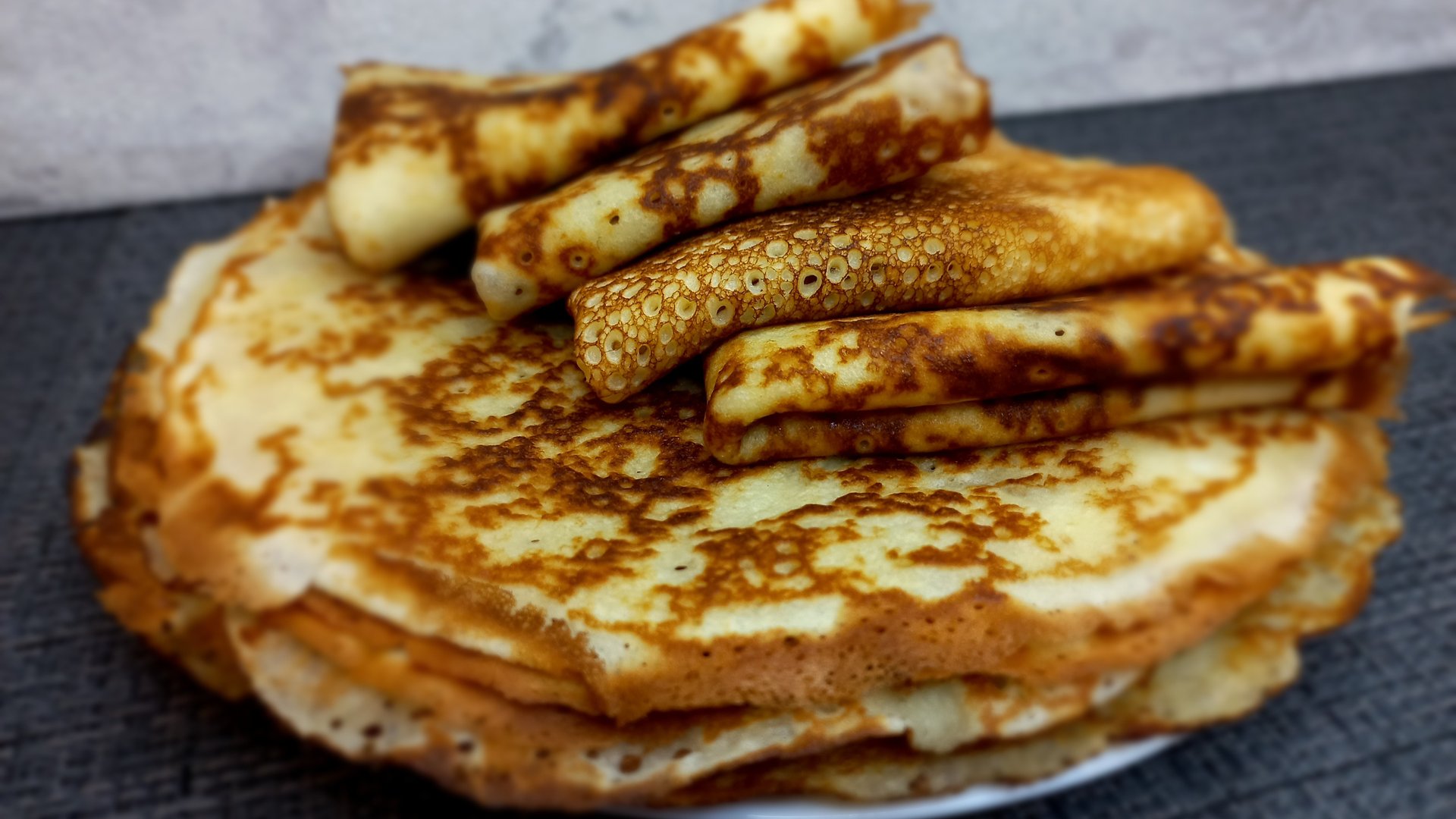 Простые блины на минералке