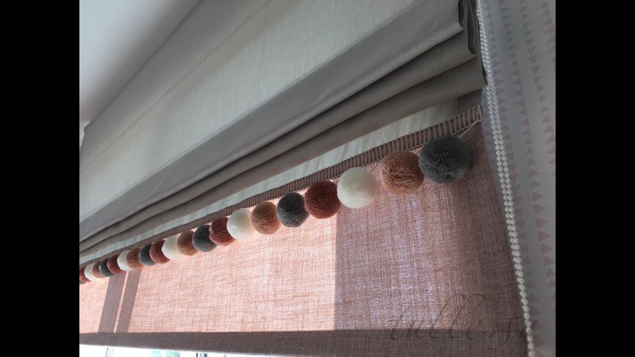 Римская штора с большими разноцветными помпонами в детской. ЖК Центральный