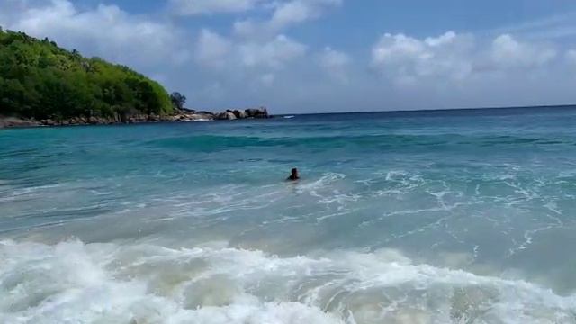 Любимое занятие-кататься на волнах!