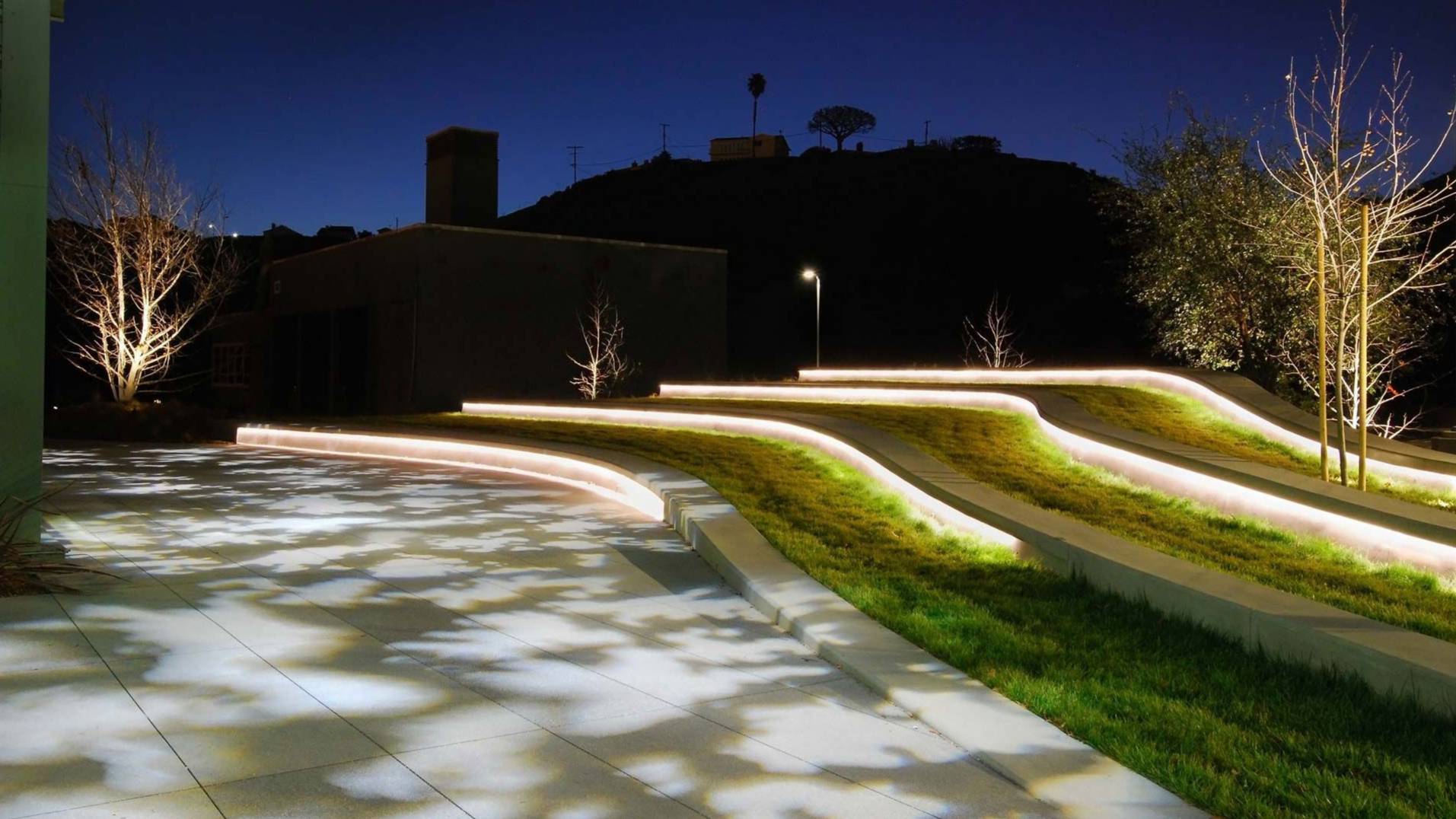 Расскажем о подсветке ступеней и дорожек.