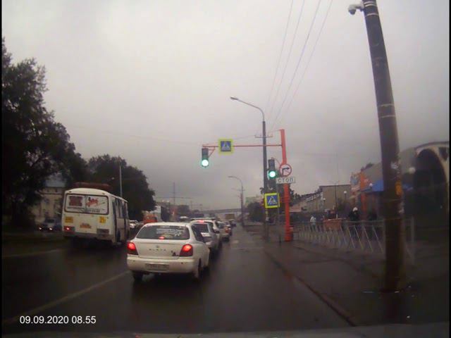 Лихач боднул маршрутку и улетел как ни в чем не бывало