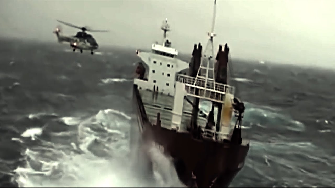 КОРАБЛИ В СИЛЬНЫЙ ШТОРМ! Огромные волны!