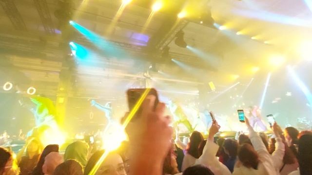 Приветственный танец на вечеринке