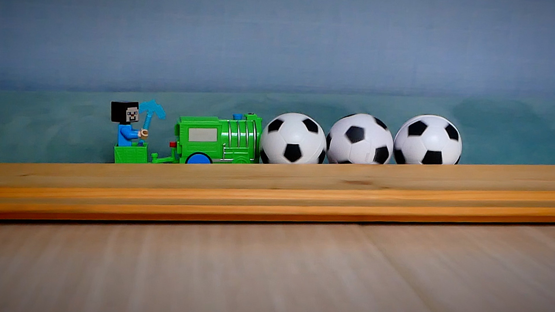 Маленький паровозик со Стивом из Майнкрафта и футбольные мячи / Паровозно-футбольная гонка