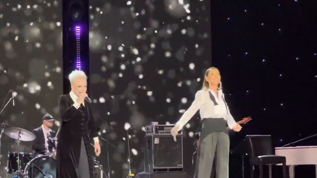 Ирина Понаровская Алсу концерт Crocus сити холл.mp4