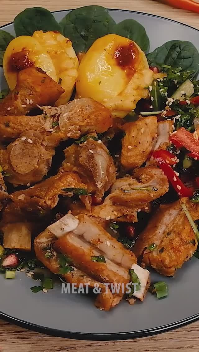 Маринованные свиные рёбрышки с овощным салатом! Подробный рецепт в описании!