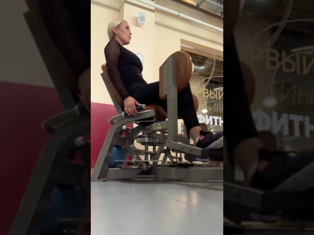 РАЗВЕДЕНИЕ БЕДЕР НА ЯГОДИЦЫ В ТРЕНАЖЕРЕ