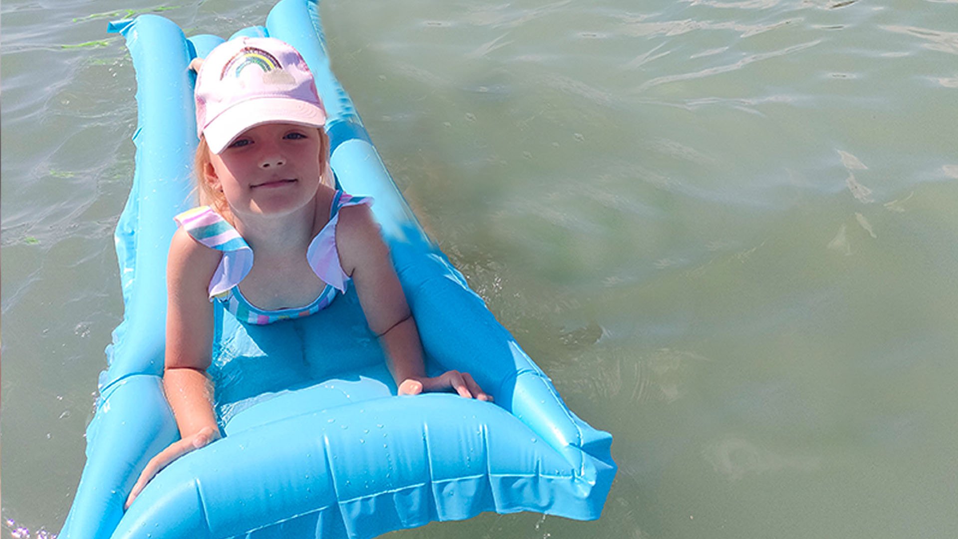 СОФИЯ КУПАЕТСЯ В МОРЕ вместе с розовым фламинго! Приключения продолжаются!