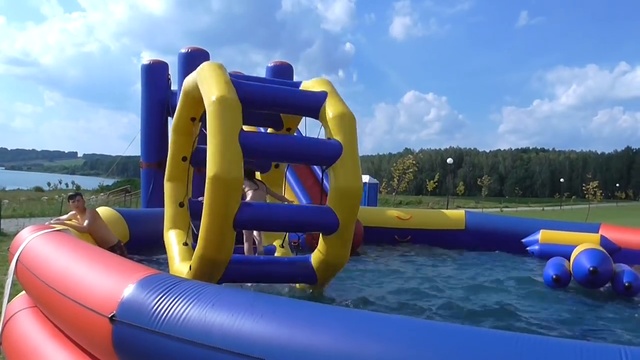 Беличье колесо и Гигантский Надувной Бассейн