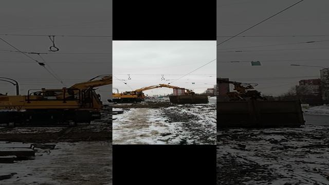 Сейчас это чудо техники стоит на рельсах и что-то укладывает в мусорный контейнер. Старые шпалы.mp4