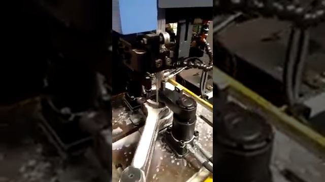 Рез соединительных  шатунов на вертикальном ленточнопильном  станке