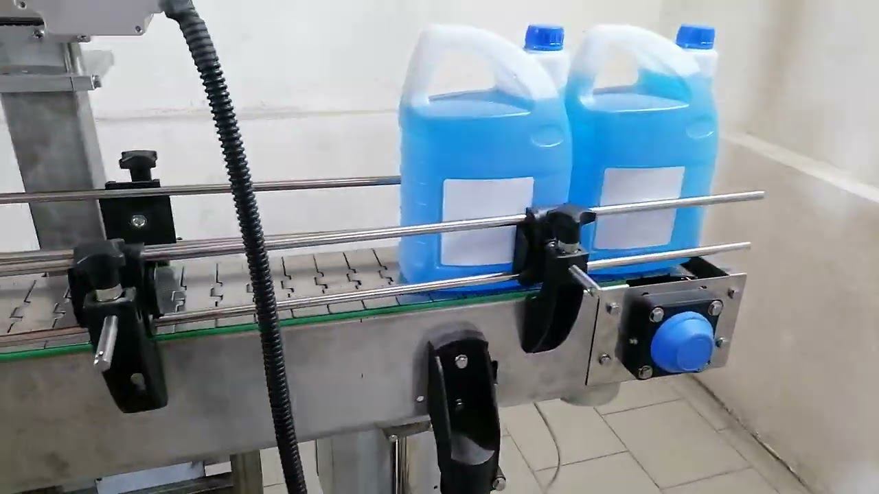 Наклеивание этикетки на канистру -  Etikon.ru