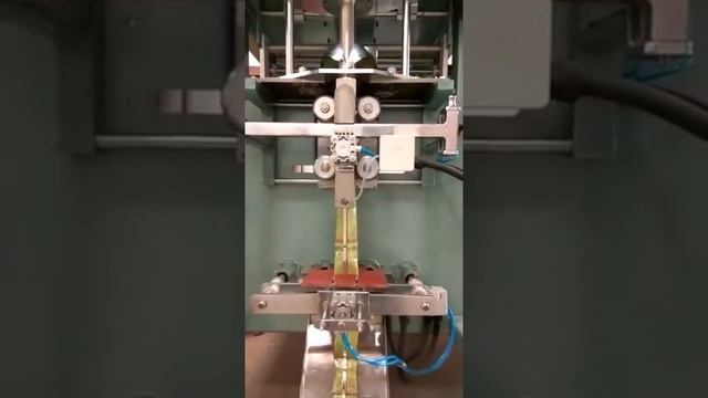 Работа оборудования по упаковке муки в пакеты, #Shorts