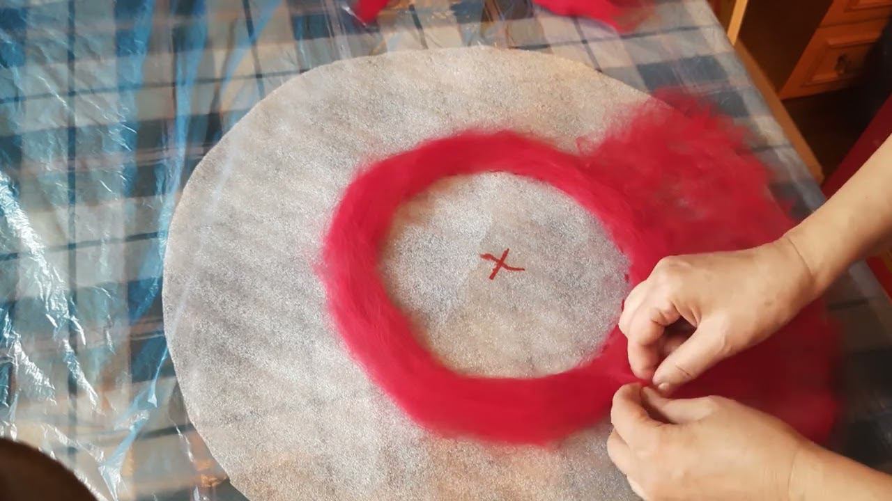 Фрагмент раскладки шерсти облачками для валяного берета.