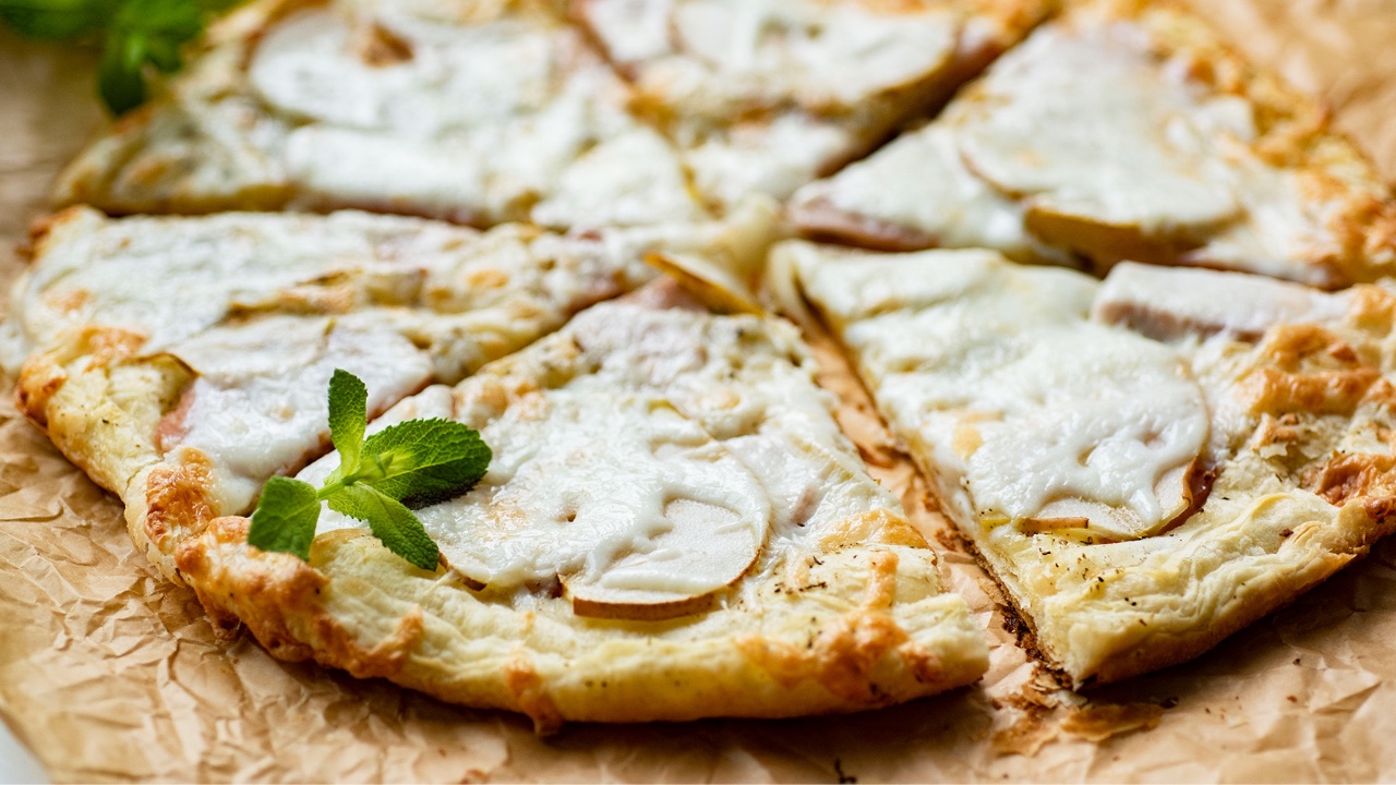 Груша + Ветчина на слоеном тесте. Необычный рецепт 🍕 домашней пиццы с очень вкусным сочетанием.