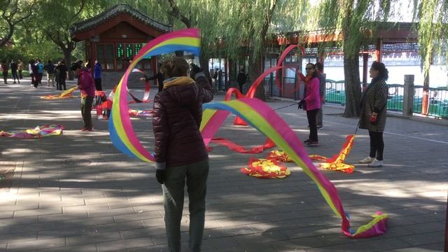 Игры с лентами в парках Китая