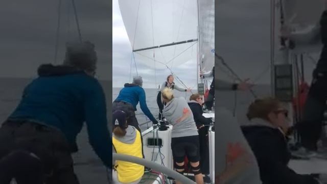 Техника управления парусным судном - Поворот Фордевинд - Со спинакером