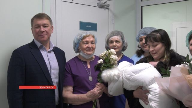 В НОВОМ АКУШЕРСКО-ТЕРАПЕВТИЧЕСКОМ КОРПУСЕ ПОЗДРАВИЛИ ПЕРВУЮ РОЖЕНИЦУ