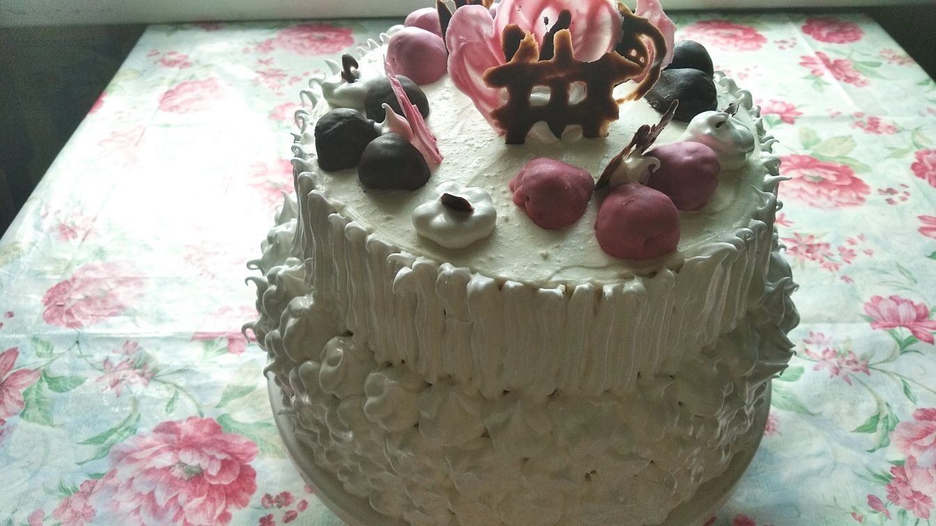 Бисквитный торт с клубникой и бананом, украшенный белково-заварным кремом.