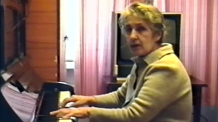 "Каждый выбирает для себя", играет и напевает Дьяченко Марина Петровна (1992 г.)