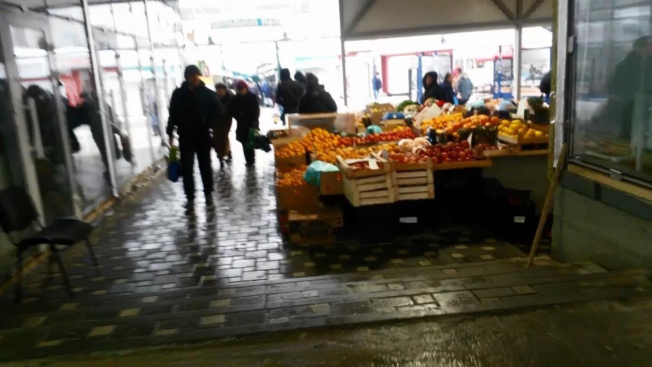 На Центральном рынке сделали остановку без пандусов и без платформы