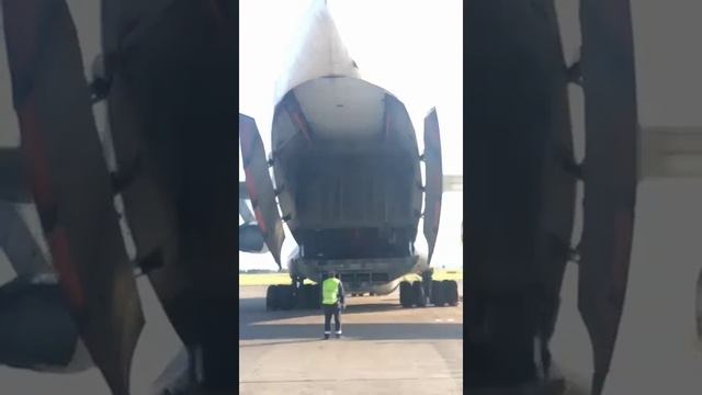 Ил-76 "Авиакон Цитотранс" разгружает новый российский вертолет "Ансат" для участия в авиасалоне