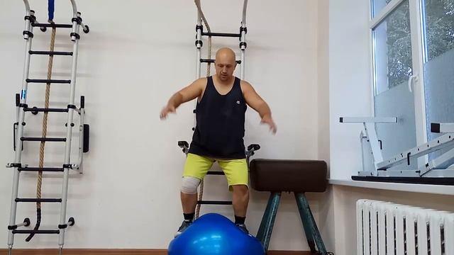 Приседания на шаре.mp4