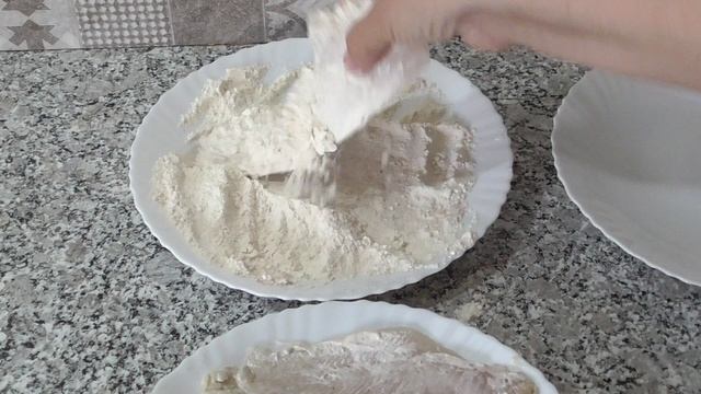 Не знаешь что приготовит на ужин, лови идею! Вкуснющая рыбка с полезным салатиком.