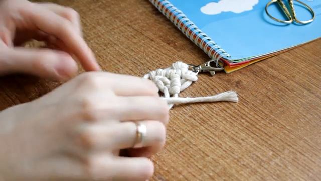Макраме мастер-класс - Брелок_[360p].mp4