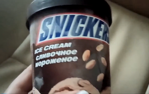 Взяла в Красное и Белое целое ведёрко мороженого сникерс за 299 рублей, показываю что с орешками.