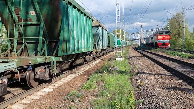 Оператор оказался зажат между двумя поездами и продолжает снимать видео, эксклюзивные кадры Обухово