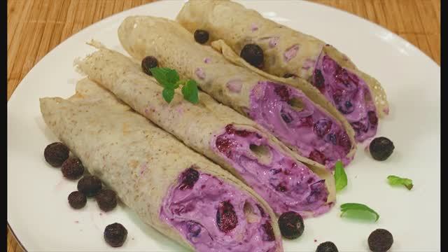 Блинчики с псиллиумом, мягким творогом и черникой