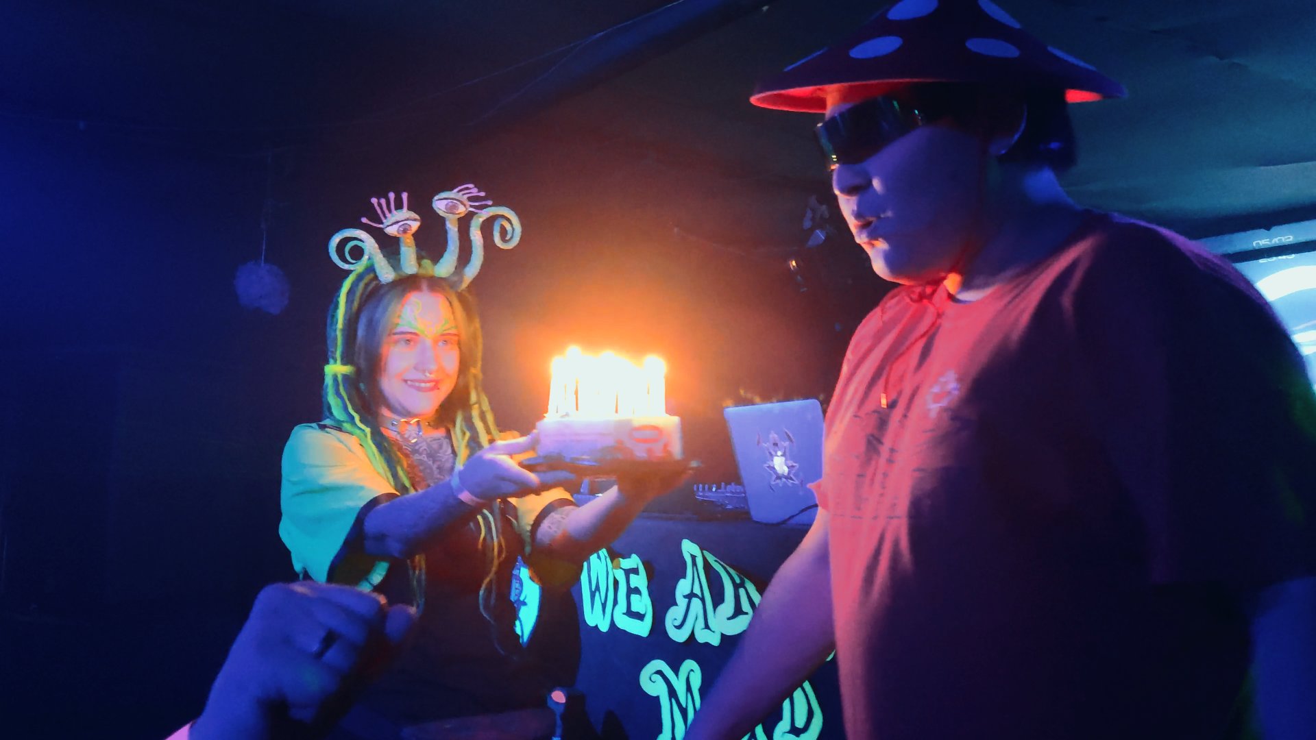 FreakodelicaRt: Alice in Wonderland, part 2, Чугунный Скороход - "Самолет», performed by Dj Qazaq